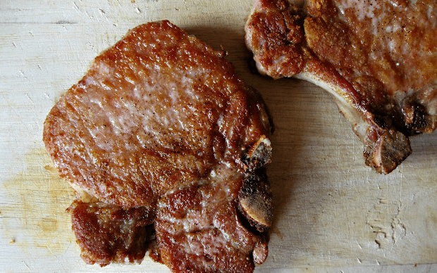 Juicy Skillet Fried Thick-Cut Pork Chops - Amusing Foodie