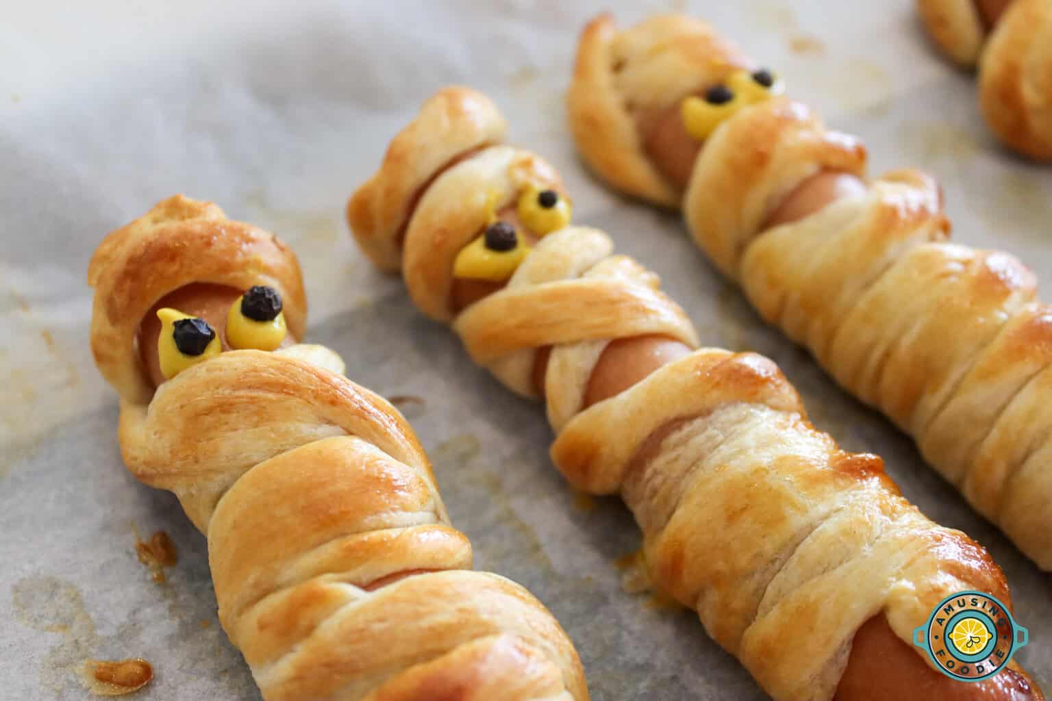 Spooky & Easy Mummy Hot Dogs (Crescent Roll Halloween Recipe) - Amusing ...
